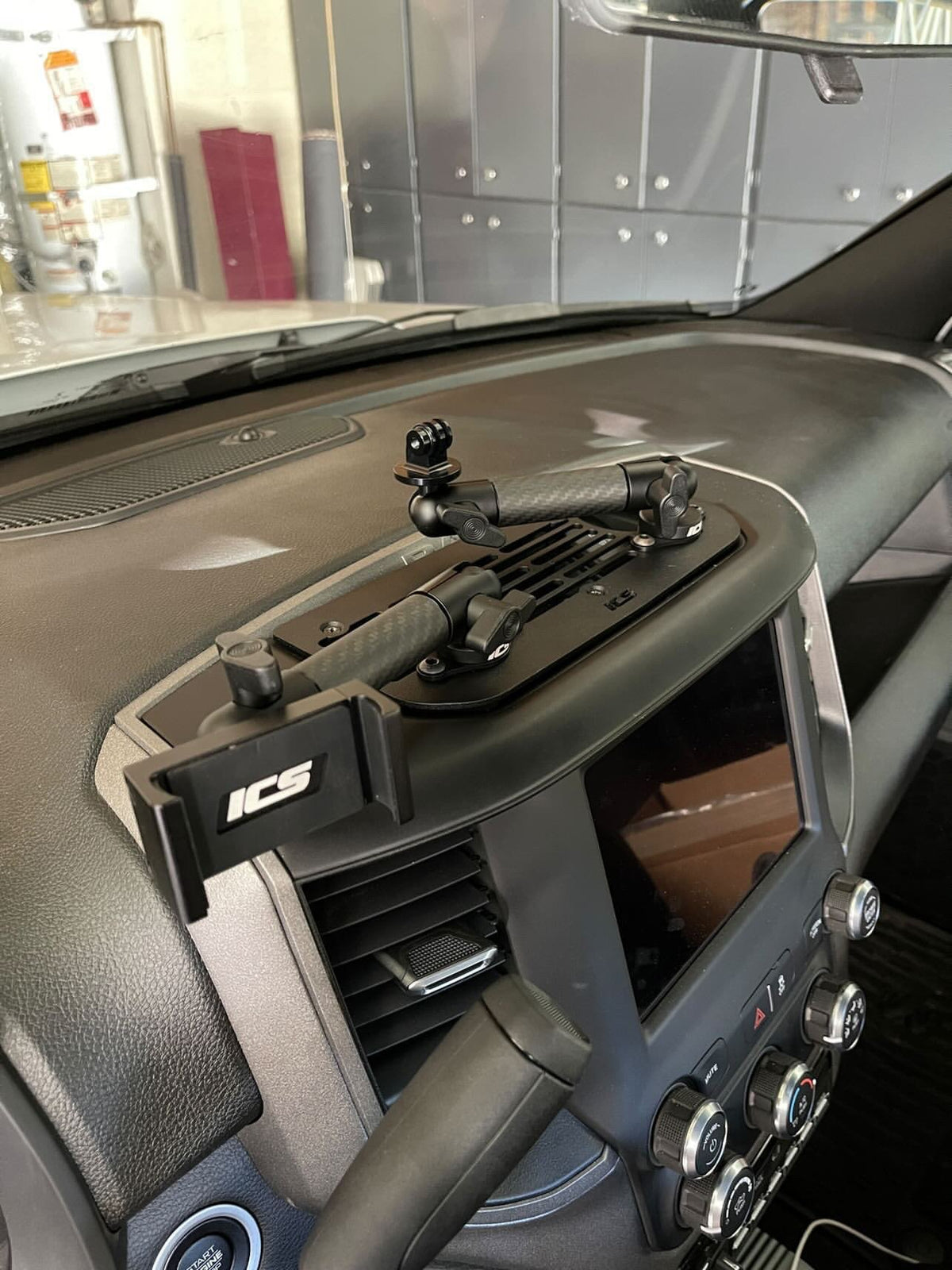 2019-2024 Ram Dash Mount 8.4" screen